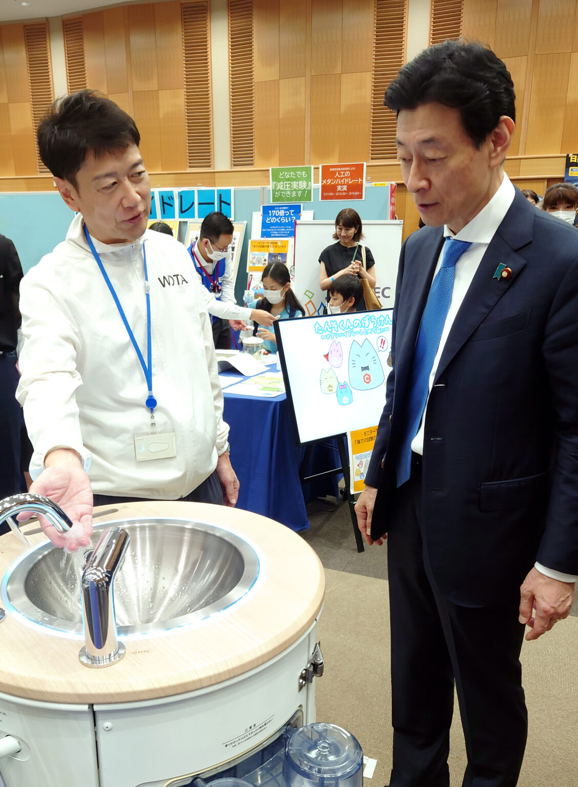 経済産業省主催「経済産業省こどもデーイベント」にてWOSHを展示し、西村康稔経済産業大臣にお立ち寄りいただきました | WOTA株式会社 l Water Freedom for ...