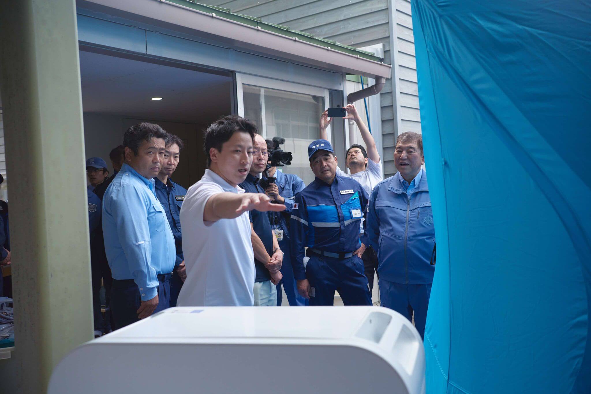 石破内閣総理大臣らによる、石川県下視察において、被災地で展開中の「WOTA BOX」をご説明しました | WOTA株式会社 l Water Freedom for Everyone ...