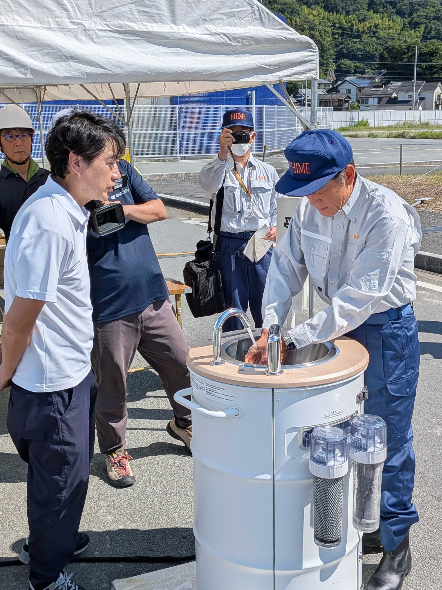 「令和7年度愛媛県総合防災訓練」における、愛媛県知事による視察にて「WOSH」を紹介しました | WOTA株式会社 l Water Freedom for Everyone,Everywhere