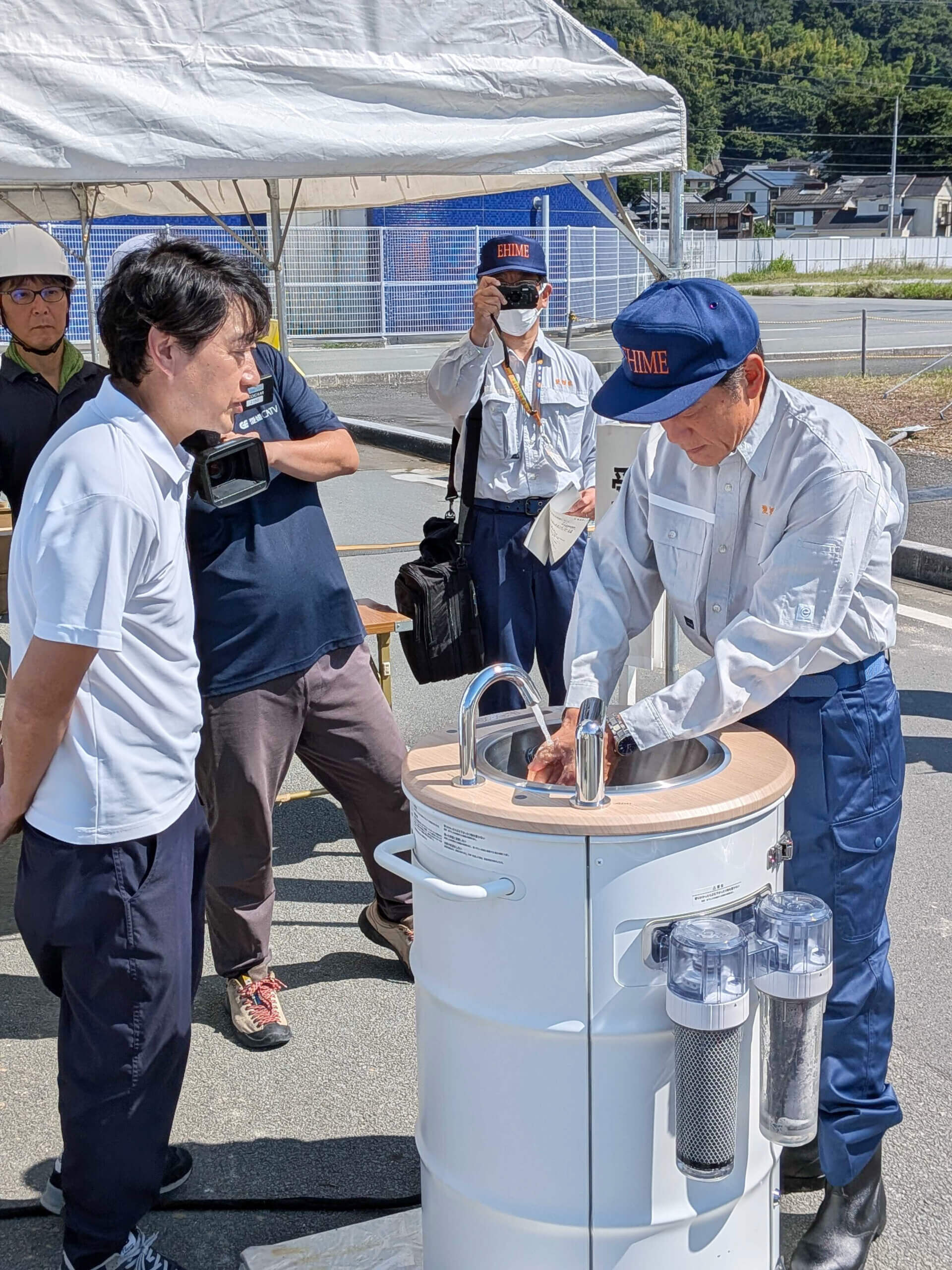 「令和7年度愛媛県総合防災訓練」における、愛媛県知事による視察にて「WOSH」を紹介しました | WOTA株式会社 l Water ...